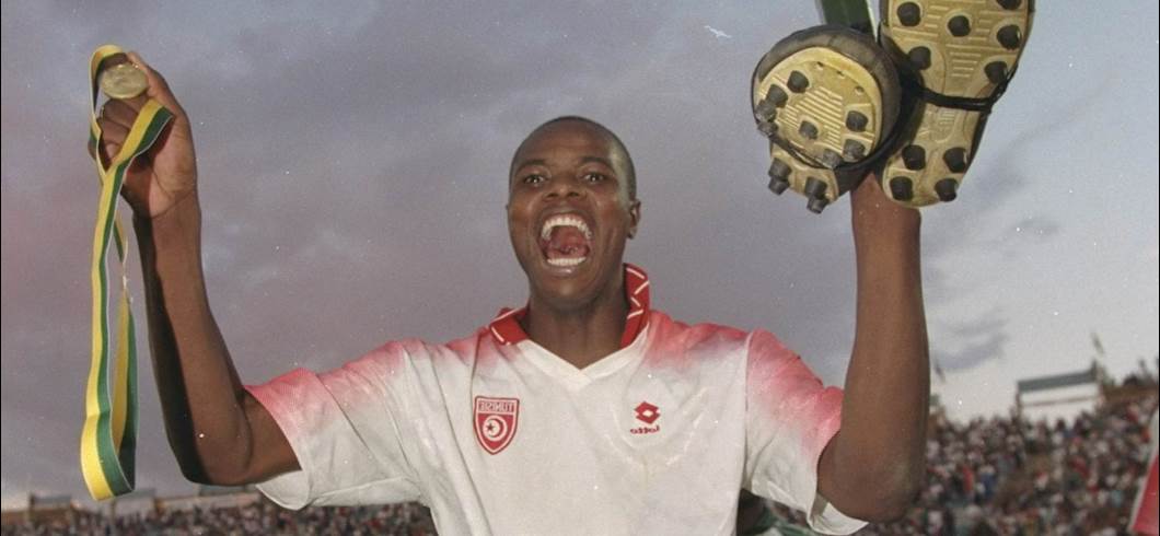 Morto l'ex attaccante sudafricano del Bari Phil Masinga