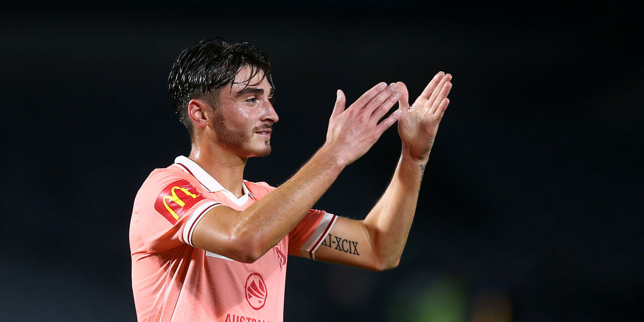 Adelaide United: Josh Cavallo chiede al compagno di sposarlo in campo