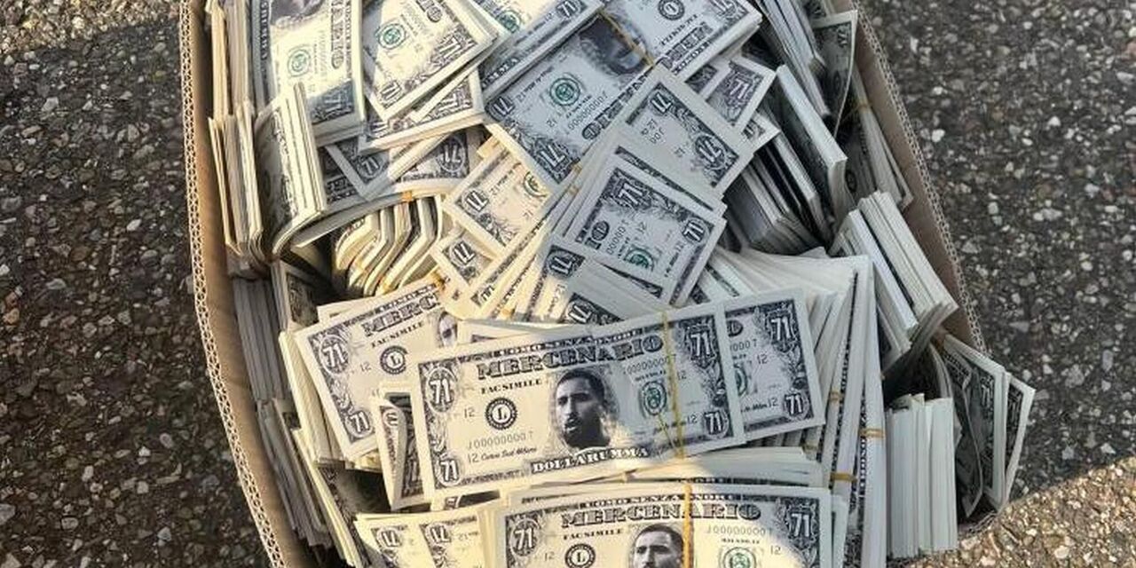 Milan, l'accoglienza per Donnarumma: "dollari" col volto dell'ex rossonero